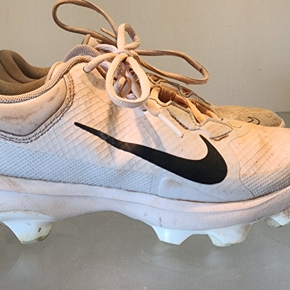 Nike | Shoes | Nike White And Black Athletic Shoes With Streamlined ...